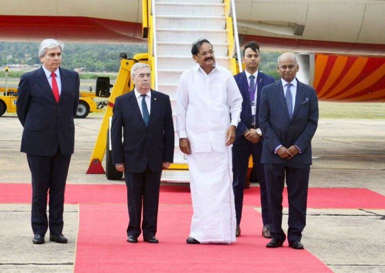 Abdo recibe al vice de India